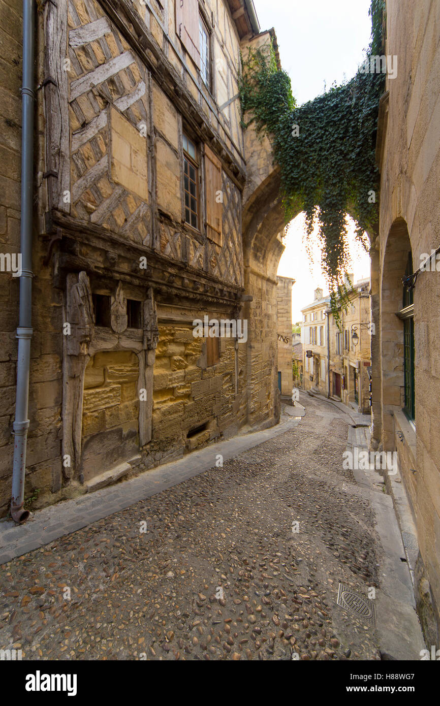 Medieval back street hi-res stock photography and images - Alamy