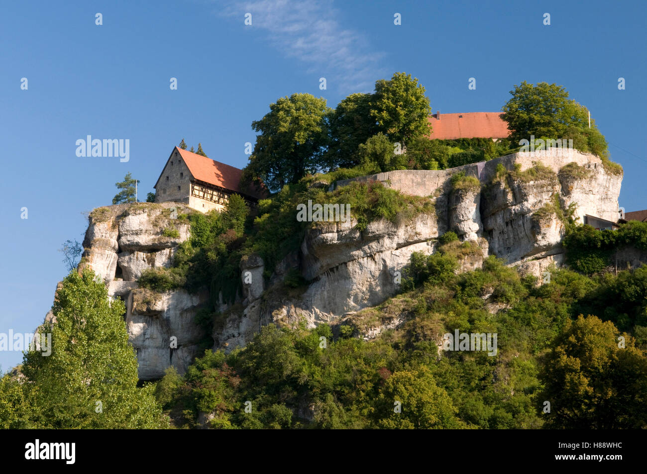 Burg Pottenstein castle towering over Pottenstein on a cliff, Naturpark ...
