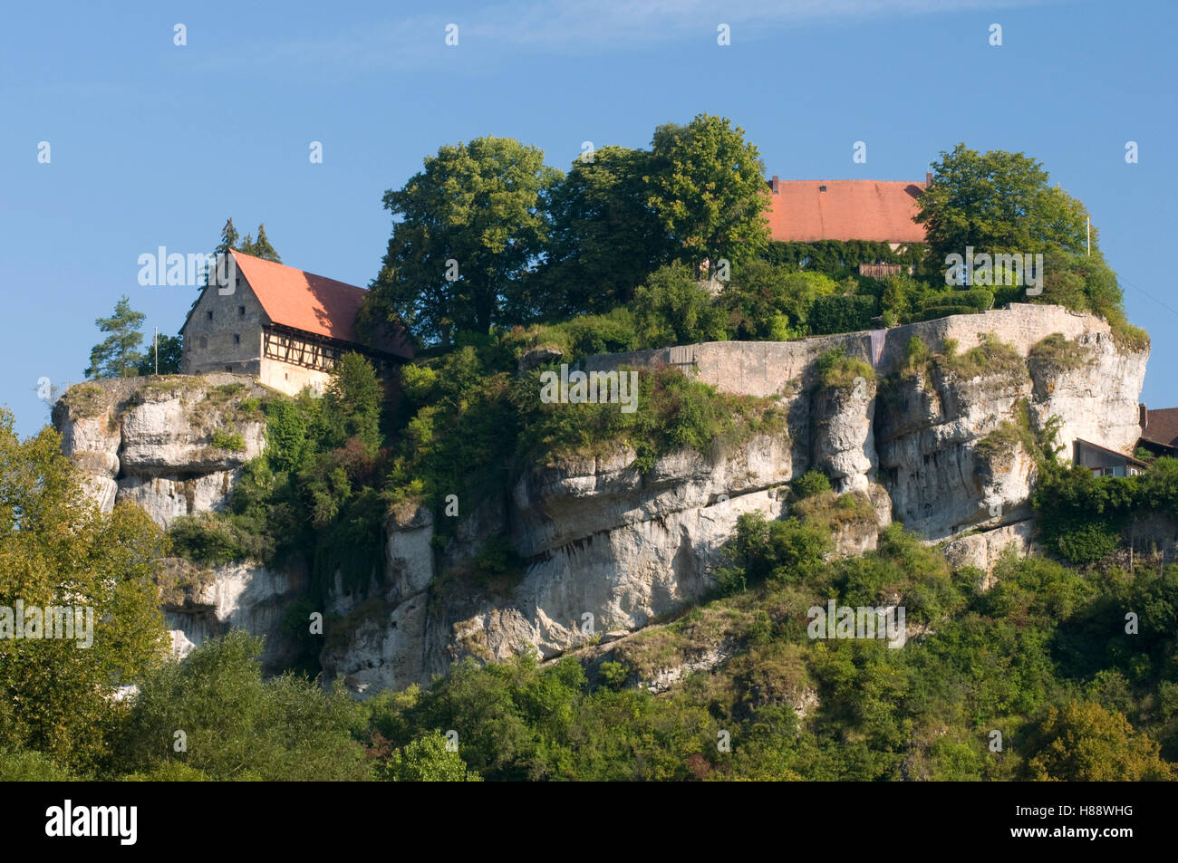 Burg Pottenstein castle towering over Pottenstein on a cliff, Naturpark ...