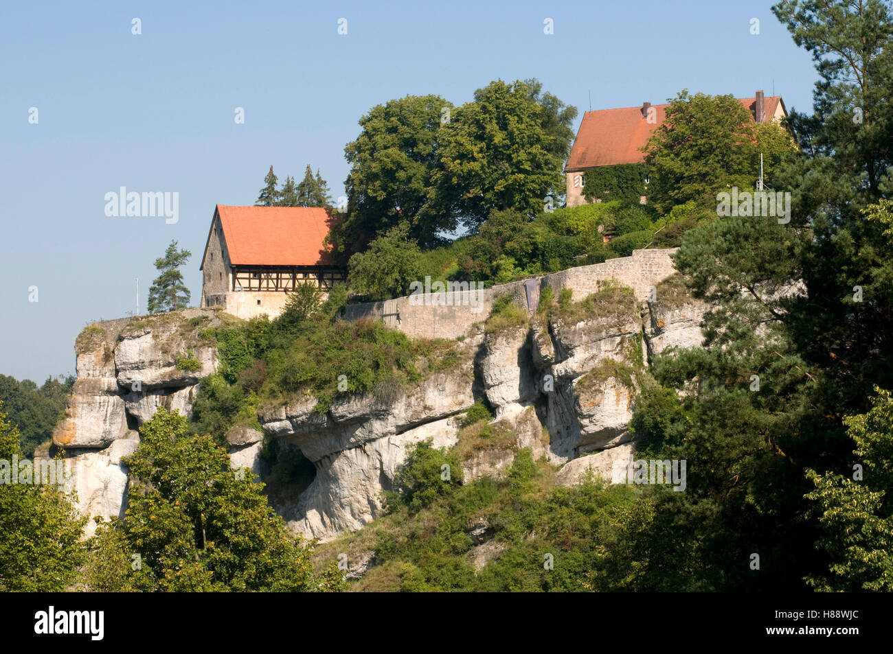 Burg Pottenstein castle towering over Pottenstein on a cliff, Naturpark ...
