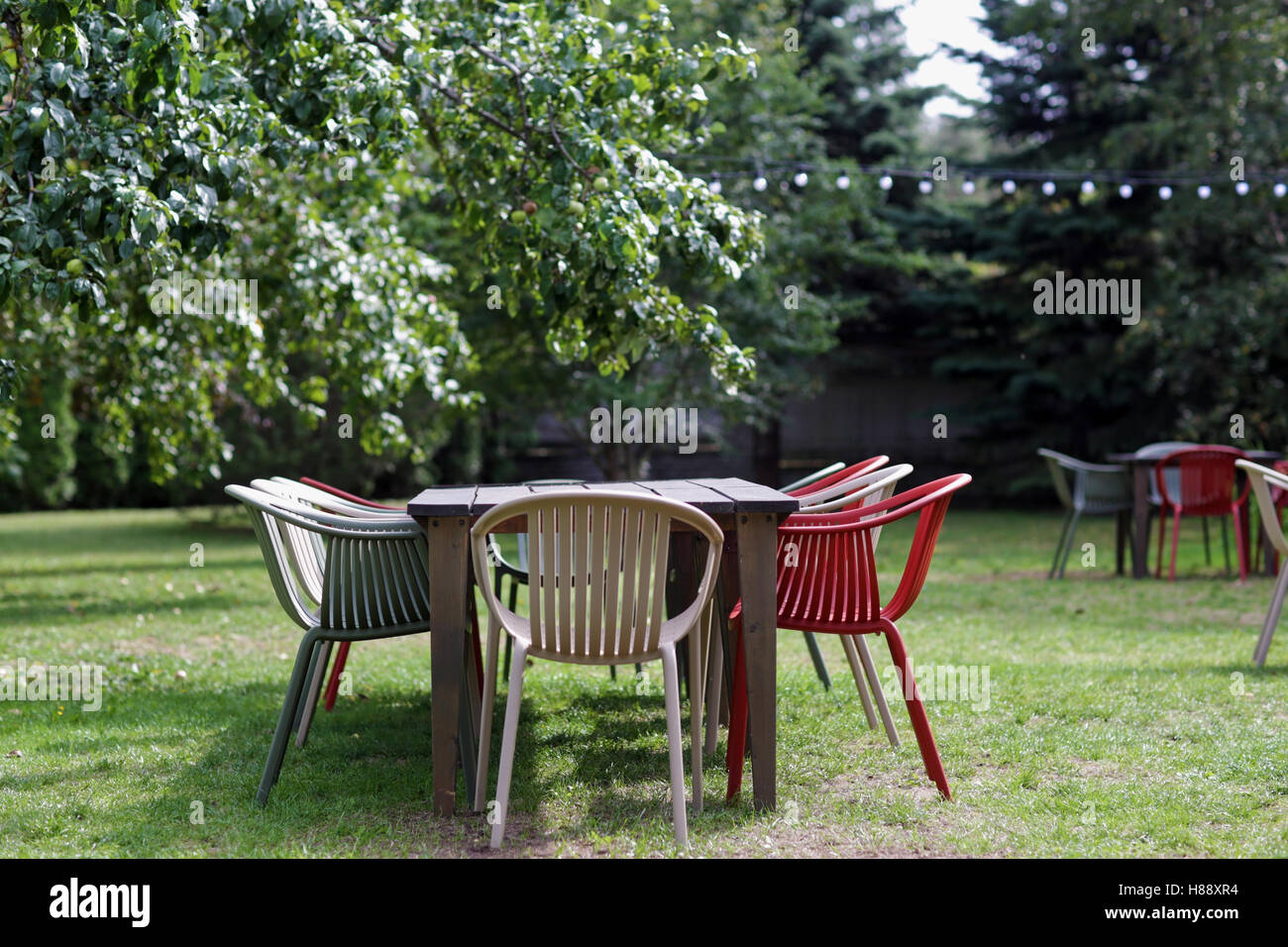 Garden table chair hi-res stock photography and images - Alamy