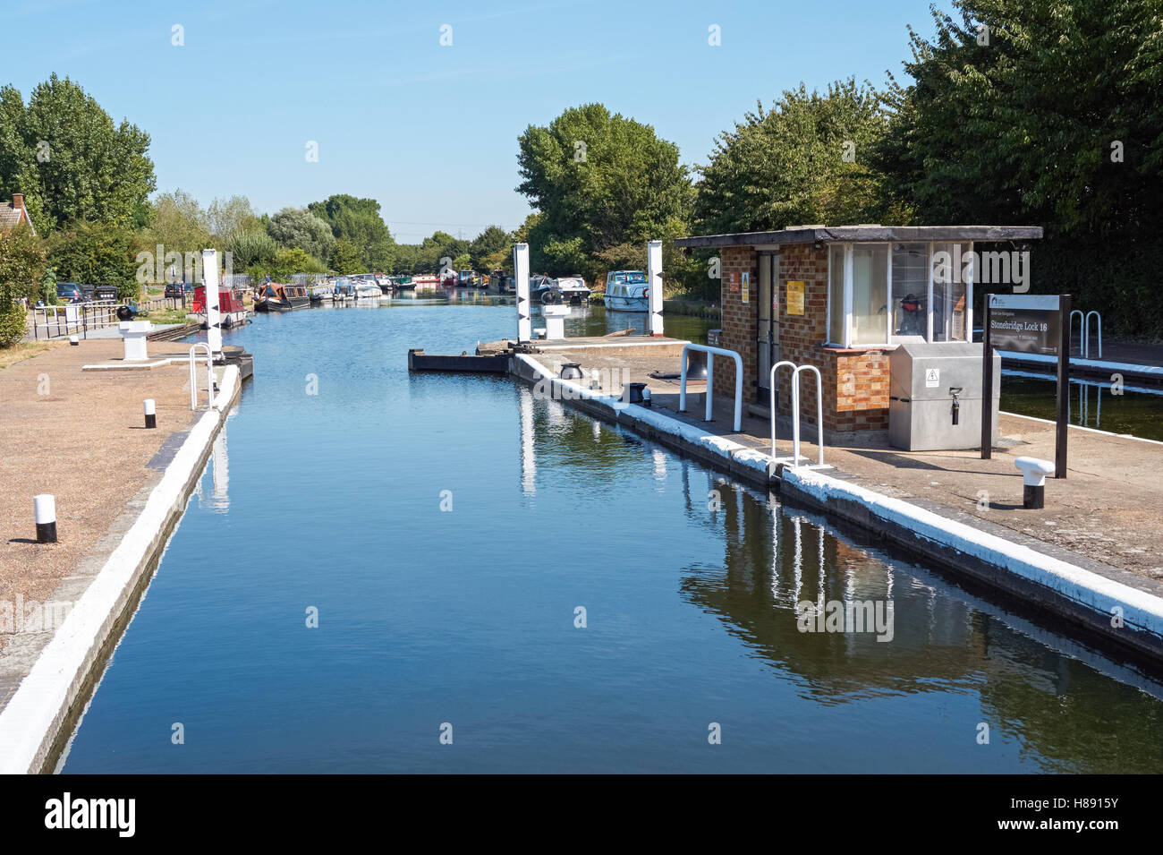 Lea river lock canal boats hi-res stock photography and images - Alamy