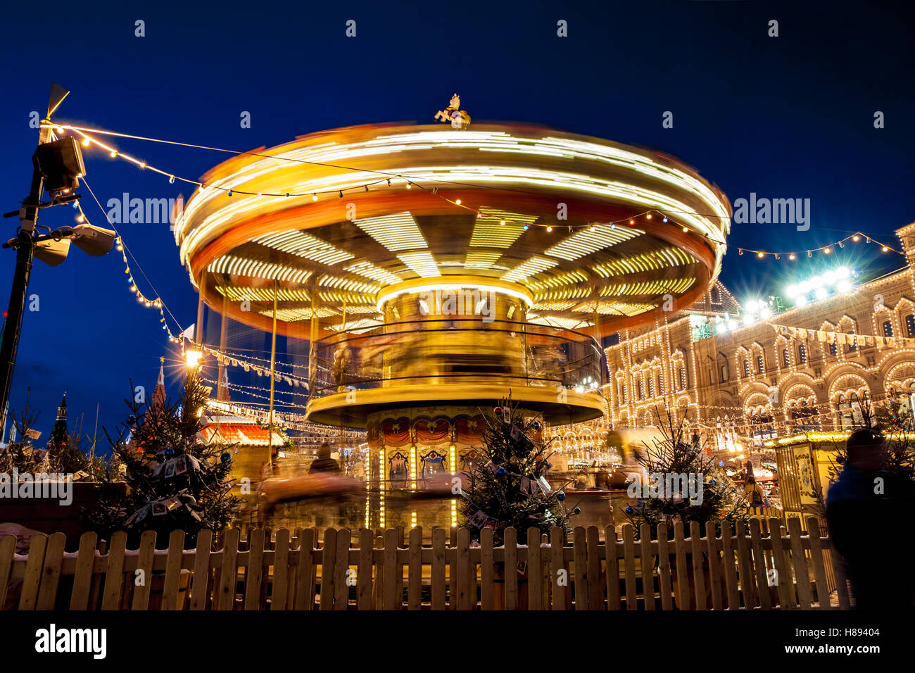 People on Christmas market on Red Square in Moscow city center ...