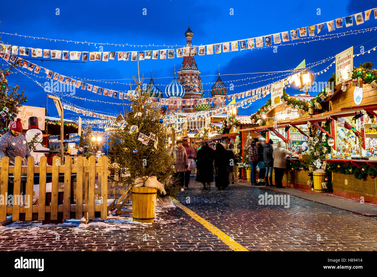People on Christmas market on Red Square in Moscow city center ...