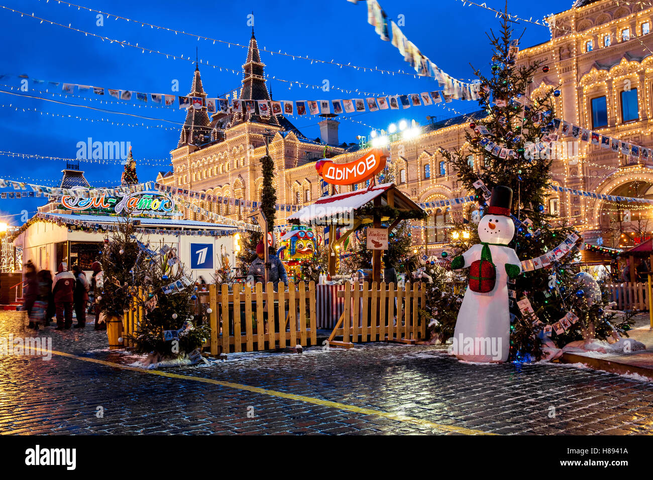 People on Christmas market on Red Square in Moscow city center ...