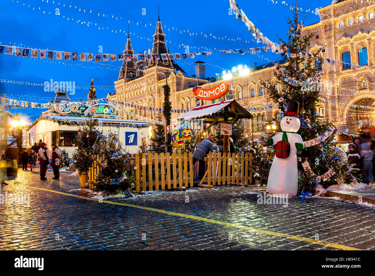 People on Christmas market on Red Square in Moscow city center ...