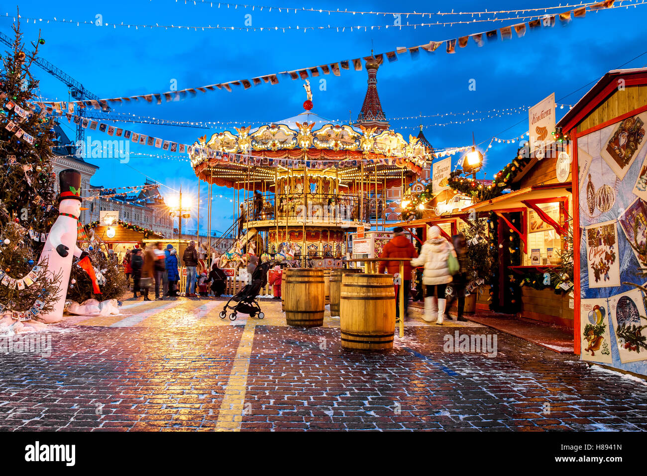 People on Christmas market on Red Square in Moscow city center ...