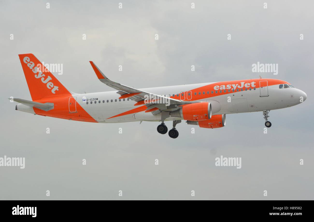 EasyJet lightened up by runway Stock Photo - Alamy