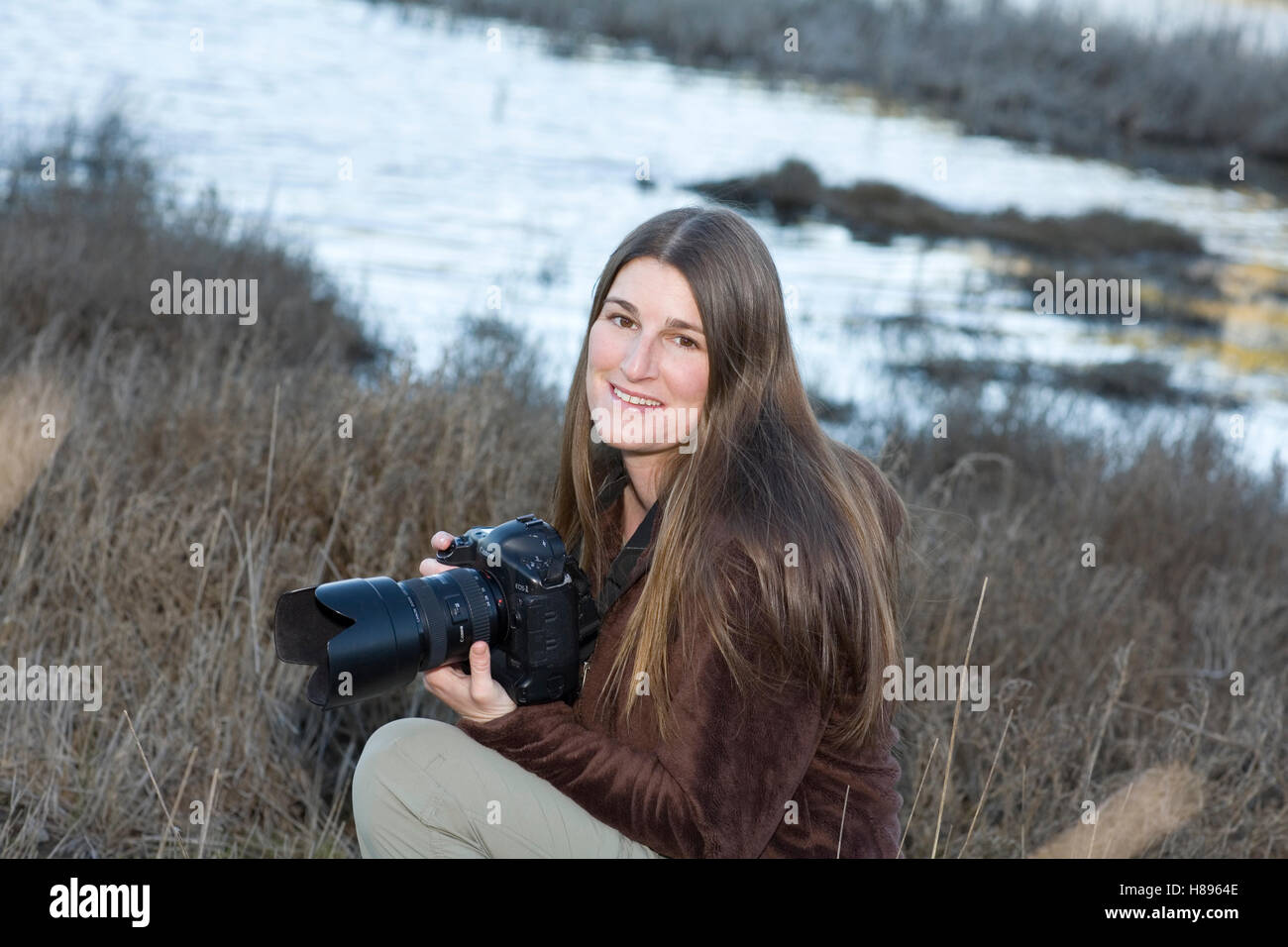 Suzi Eszterhas in the field Stock Photo - Alamy