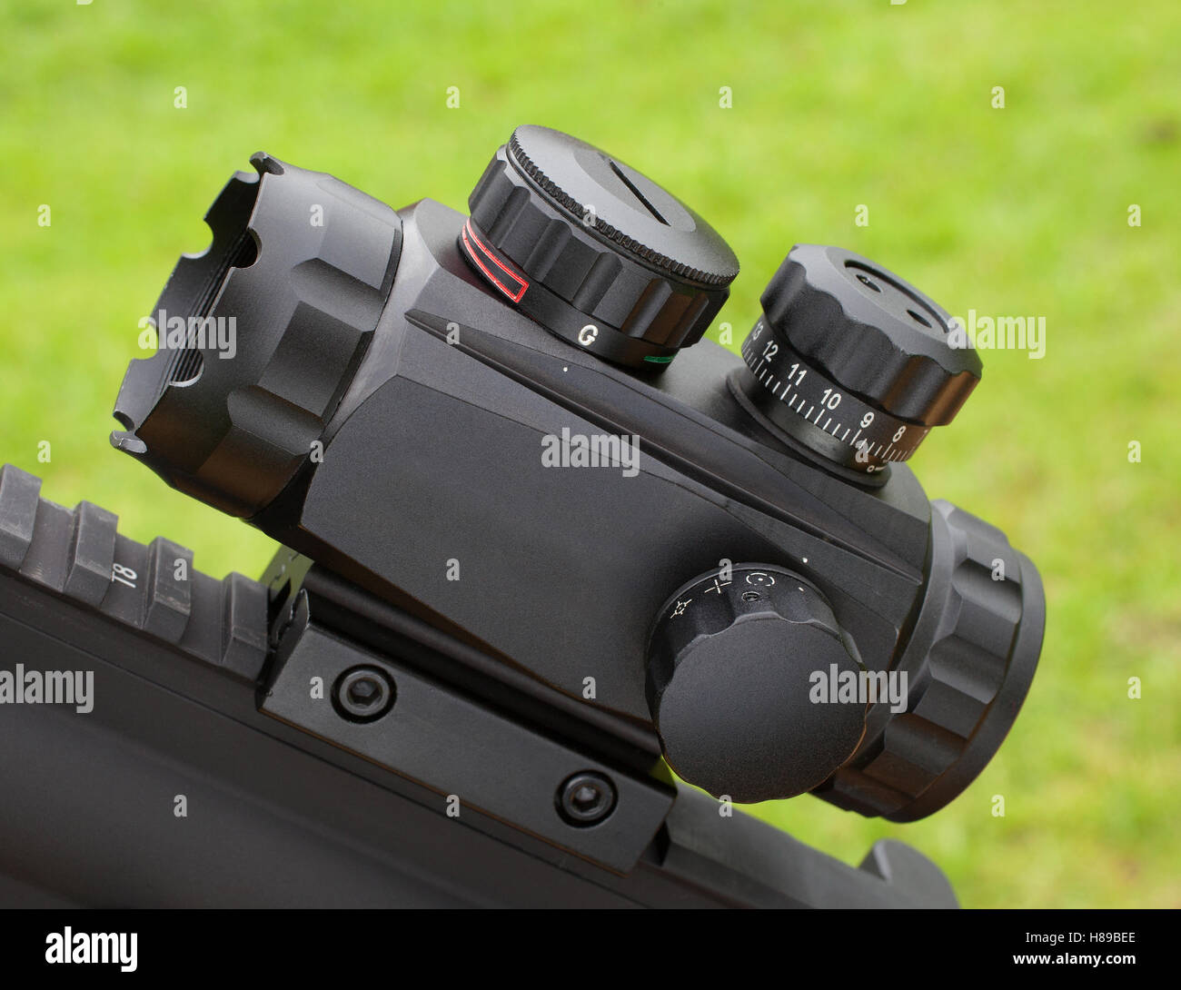 Black reflex style optic that is used on a rifle Stock Photo - Alamy