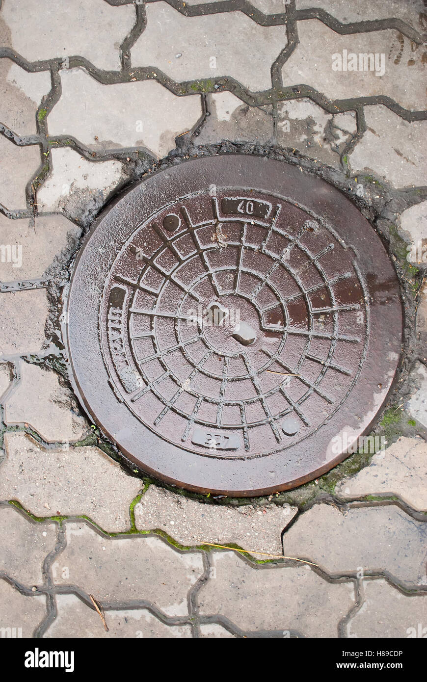 Manhole grill hi-res stock photography and images - Alamy