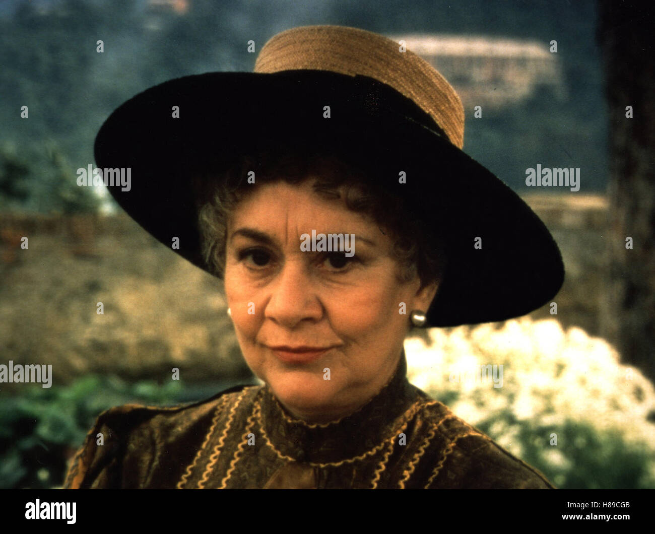 Joan plowright hi-res stock photography and images - Alamy