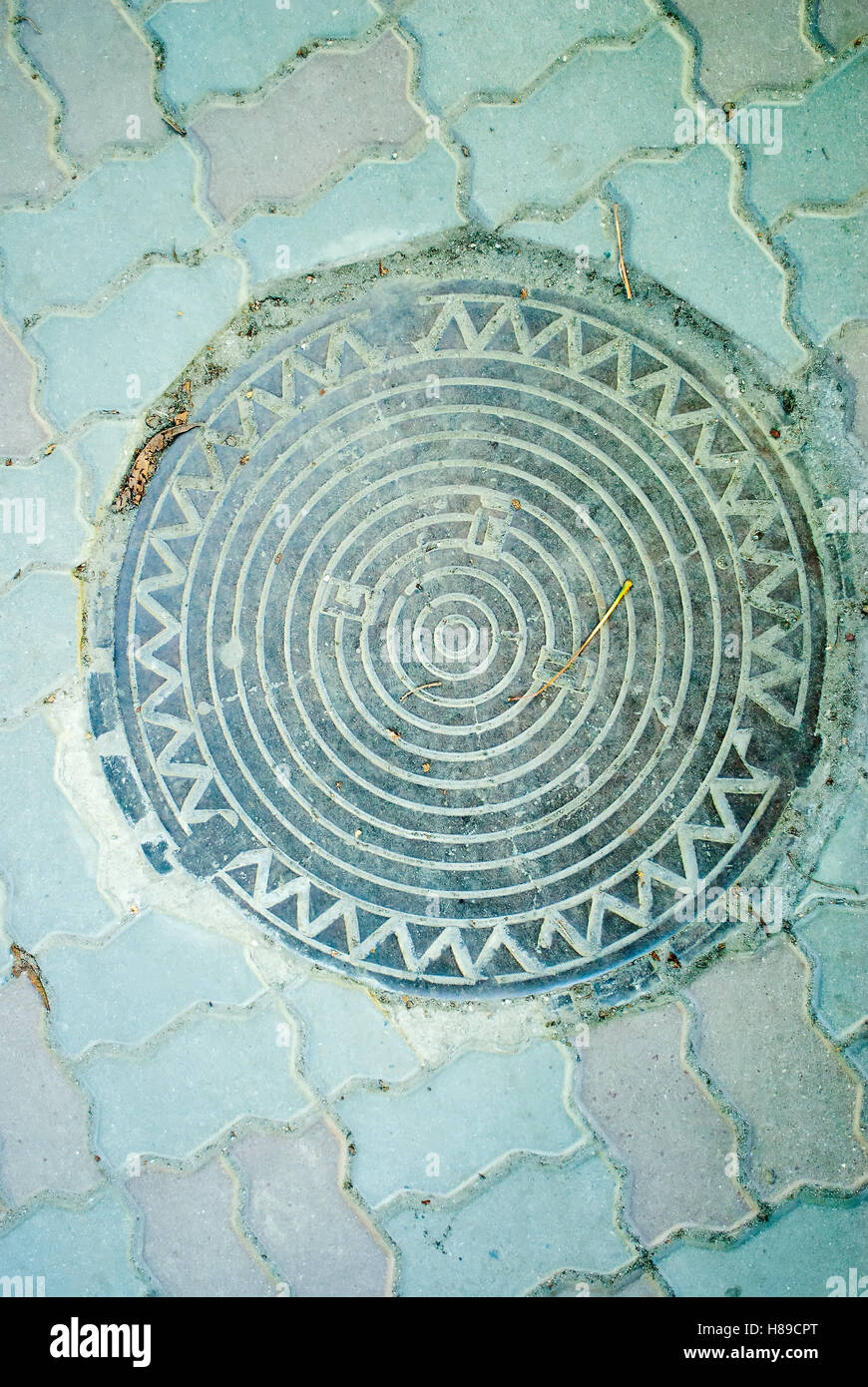 Manhole grill hi-res stock photography and images - Alamy