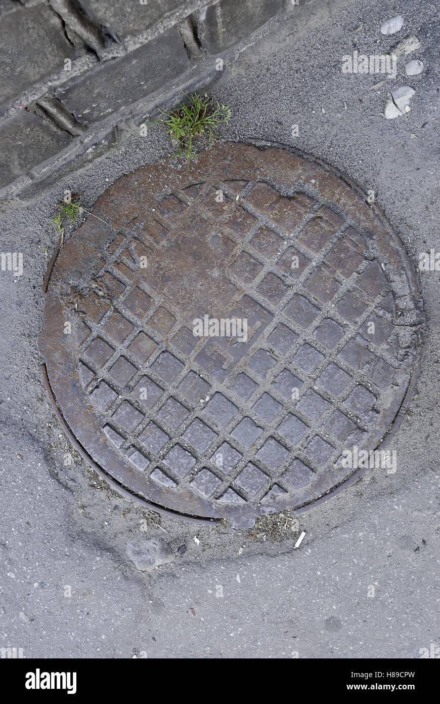 Manhole grill hi-res stock photography and images - Alamy