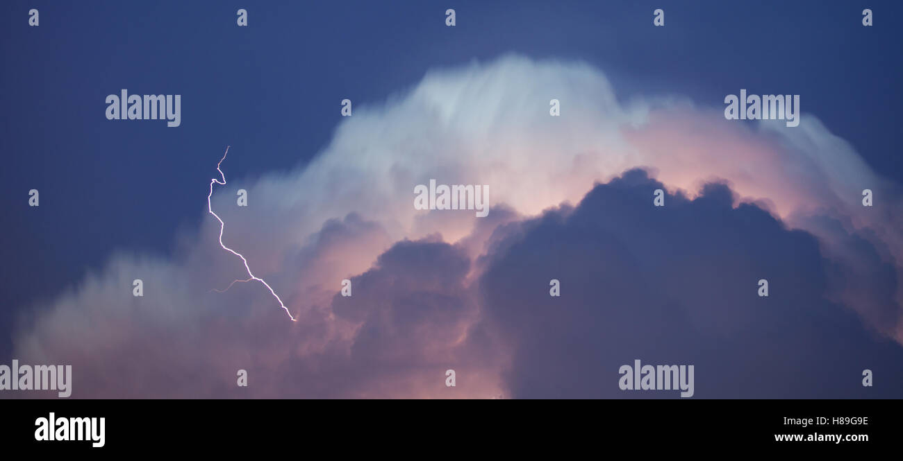 Single lightning strike hi-res stock photography and images - Alamy