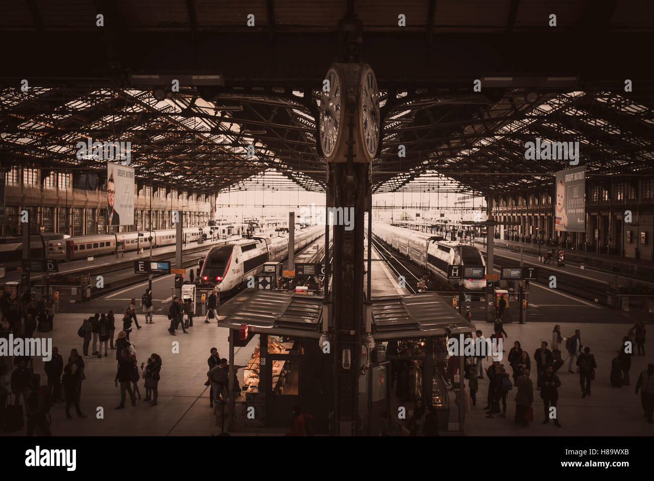 Crowd movement station france hi-res stock photography and images - Alamy