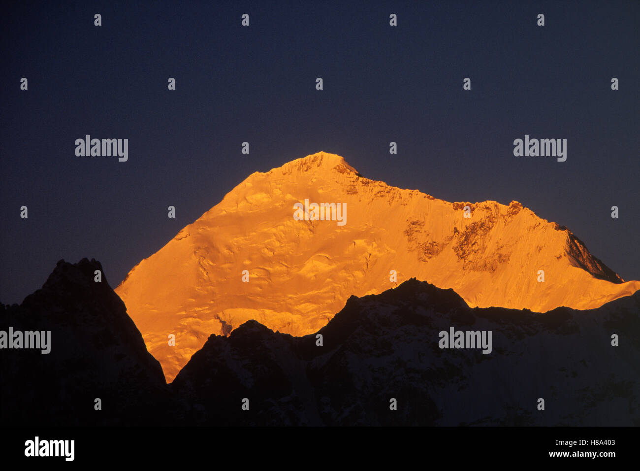 Mount Everest at sunrise, Himalayas, Tibet Stock Photo - Alamy