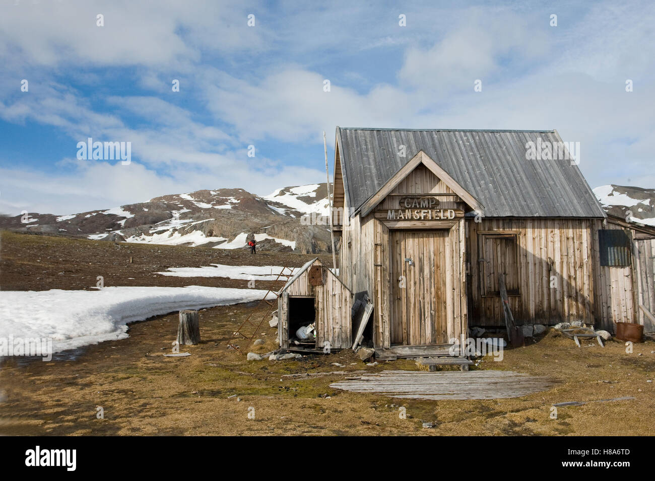 Old trappers hut, Blomstrandhalvoya, Svalbard, Norway Stock Photo - Alamy