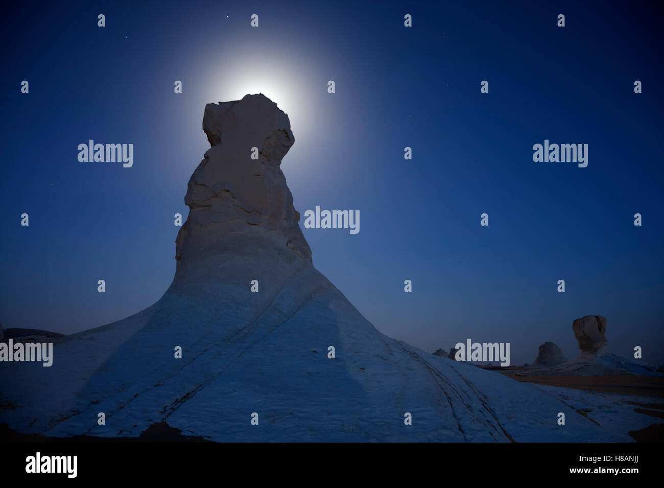 Limestone rock formations at night, White Desert National Park, Egypt ...