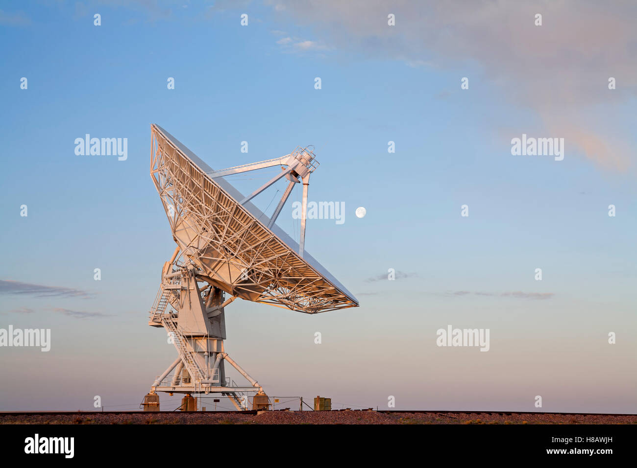 Radio telescope and moon, Very Large Array (VLA), San Agustin Plains ...