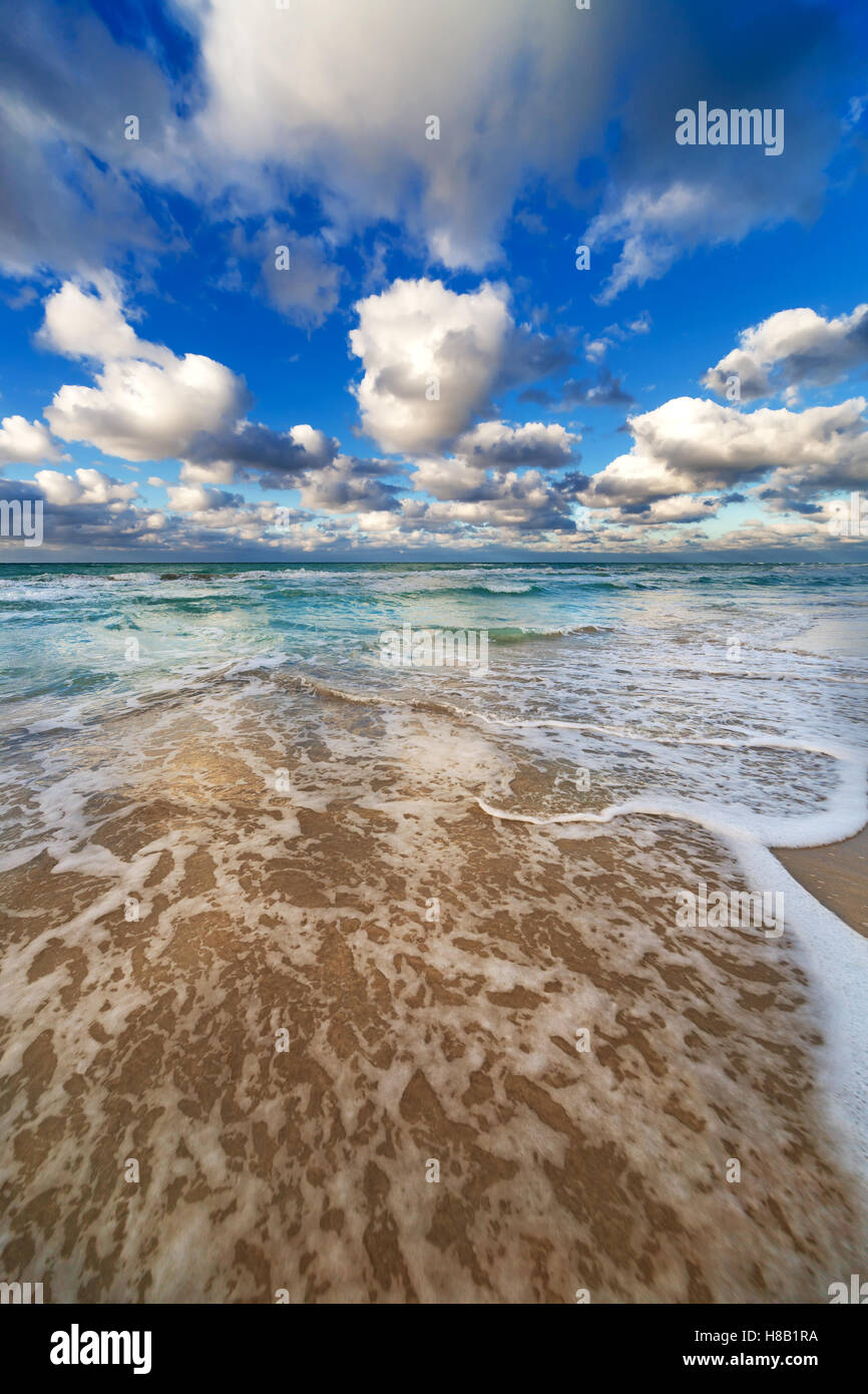 Beach lapping water horizon nobody hi-res stock photography and images ...