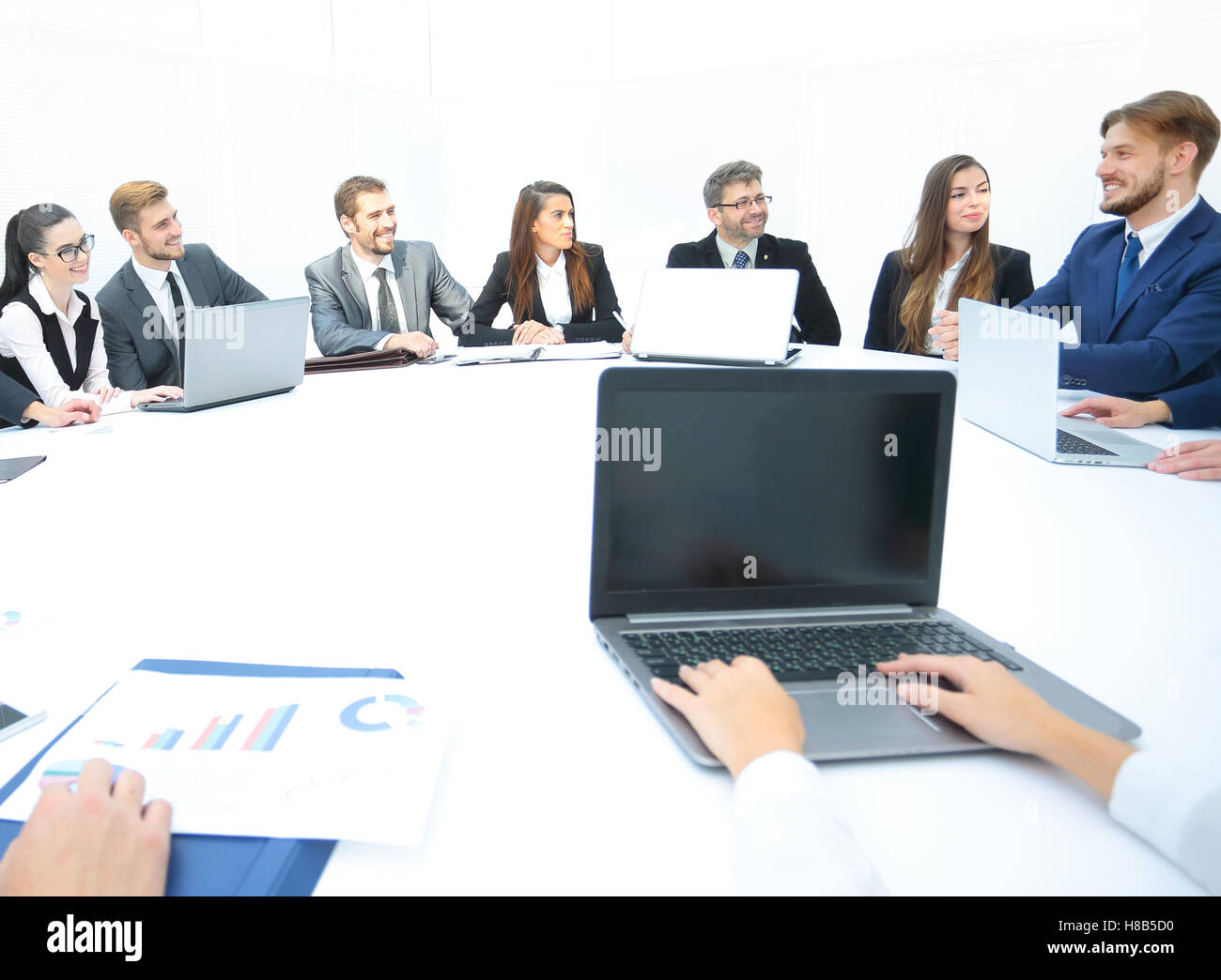 Side View Of Businesspeople Analyzing Graph In Office Stock Photo - Alamy Side View Of Businesspeople Analyzing Graph In Office Stock Photo - Alamy