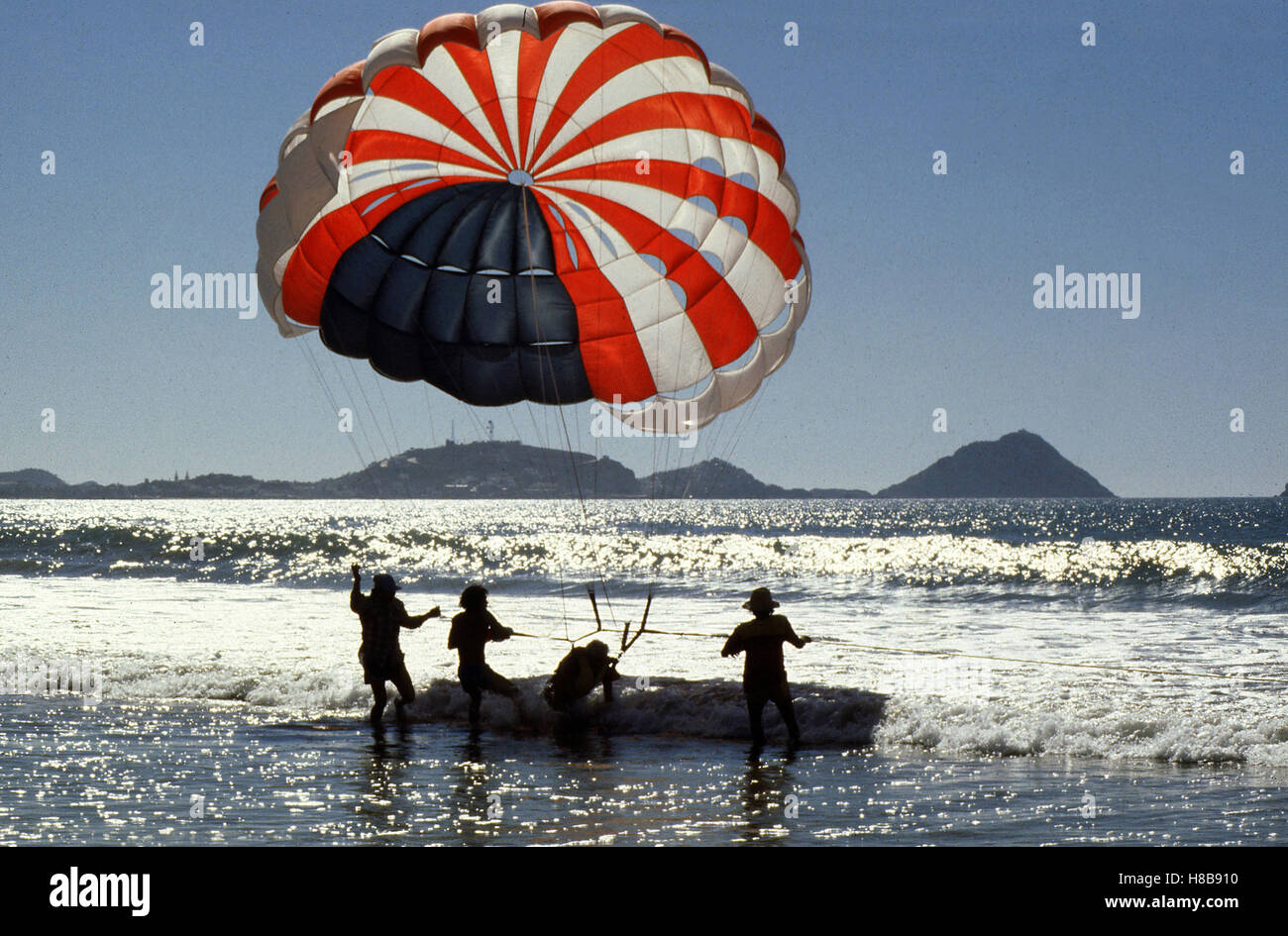 Parashooting in Mazatlan, Mexico. Key: Meer, Wasser, Fallschirm, Boot ...