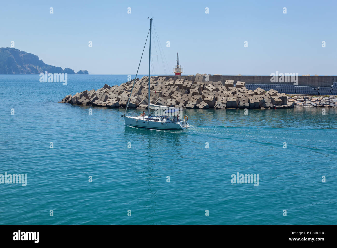 Yacht sails past lighthouse hi-res stock photography and images - Alamy