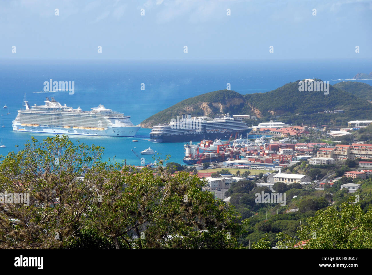 St thomas cruise ship docks hi-res stock photography and images - Alamy