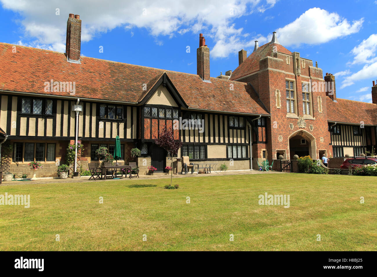 Mock tudor architecture hi-res stock photography and images - Alamy