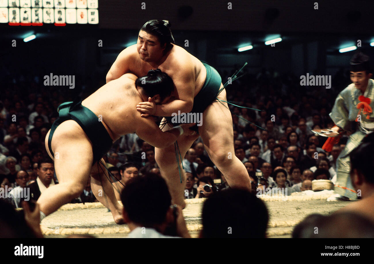 Sumo-Kämpfer in Tokio, Japan. Key: Sport, Ring, Ringen, Clinch, Kampf ...