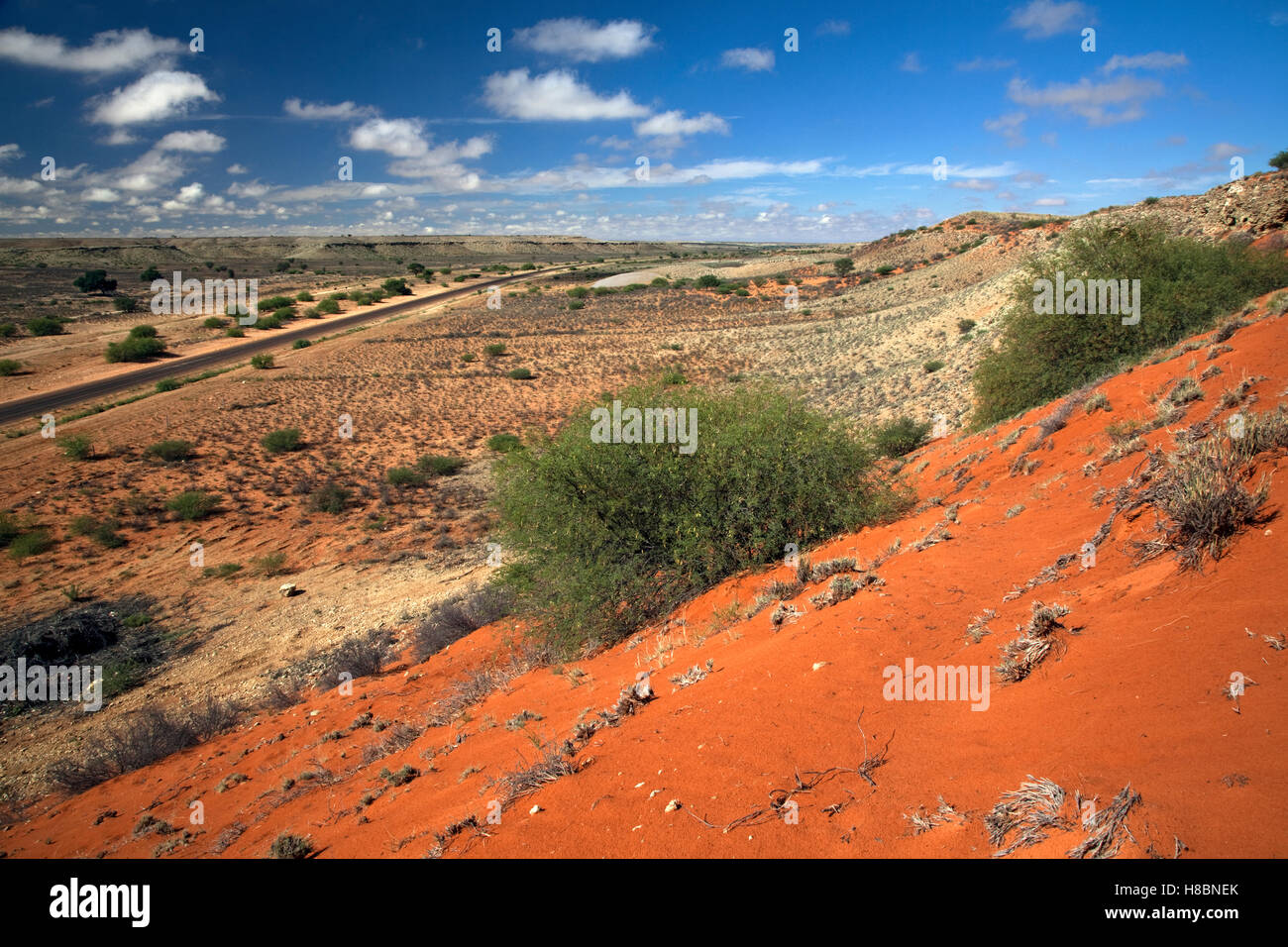 Road from Middlepits to Bokspits along the Botswana/South African ...