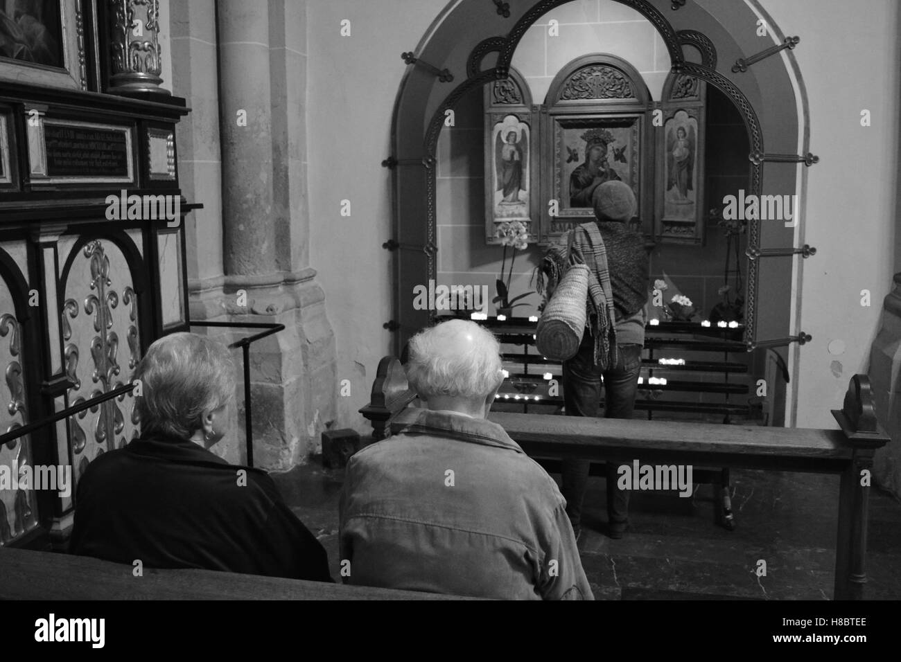 praying people in the Münster Basilica in Bonn, Germany Stock Photo - Alamy