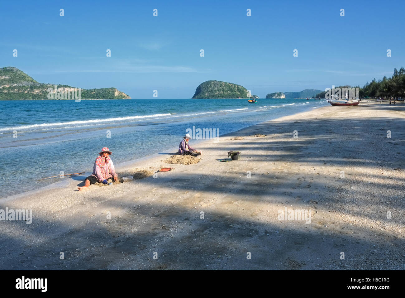 Thai women on beach hi-res stock photography and images - Alamy