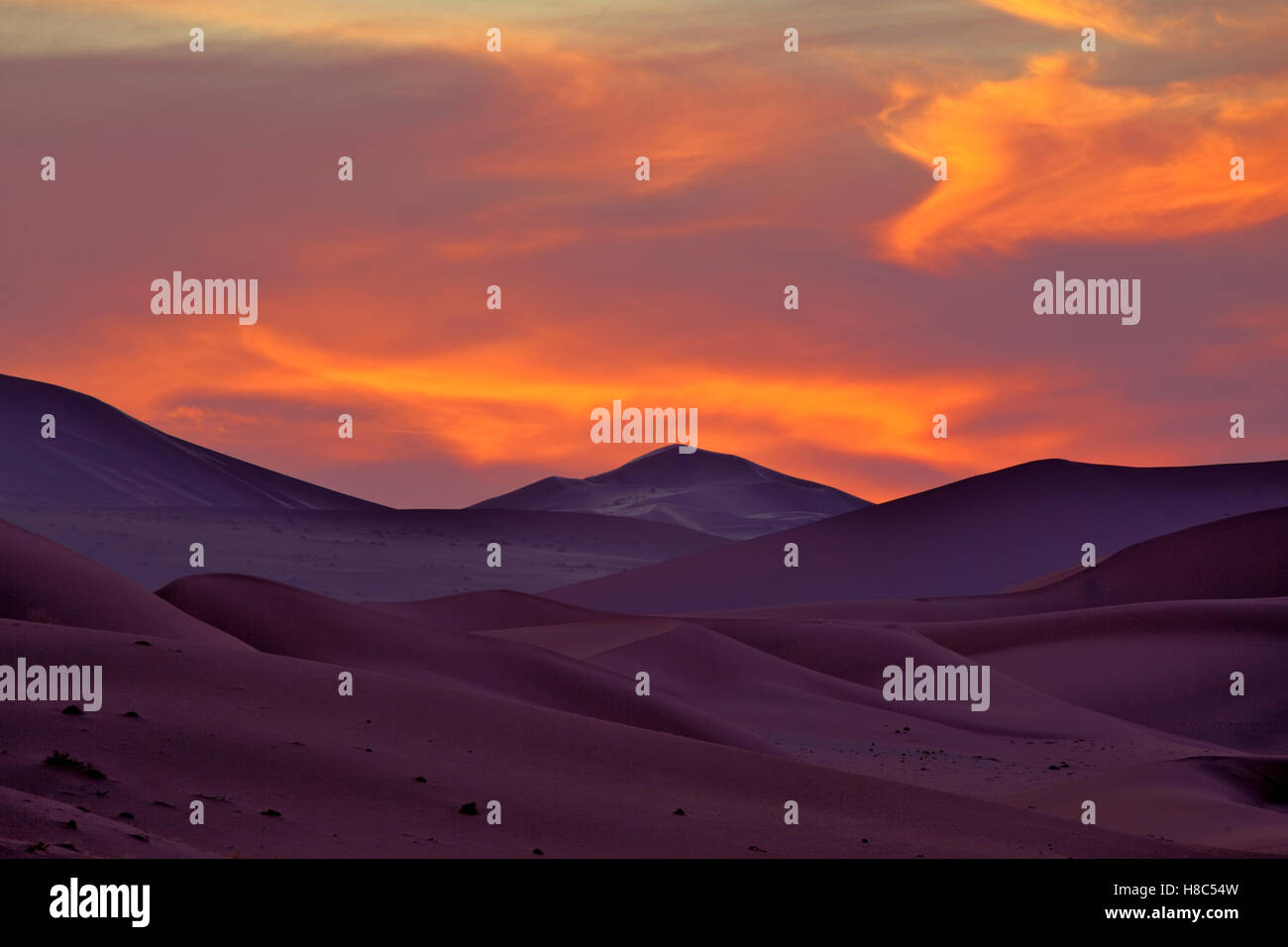 Desert landscape at dusk, Sossusvlei, Namib-Naukluft National Park ...