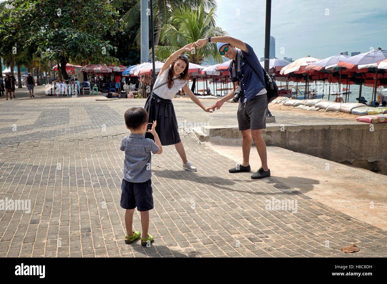 Taking photographs family hi-res stock photography and images - Alamy