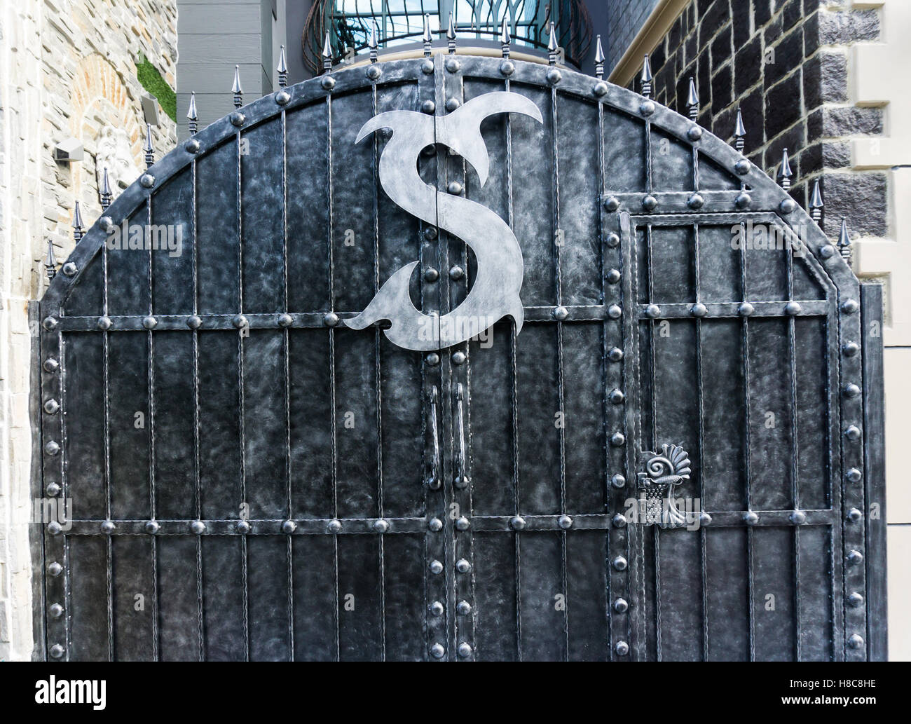 Wrought iron gate lock hi-res stock photography and images - Alamy