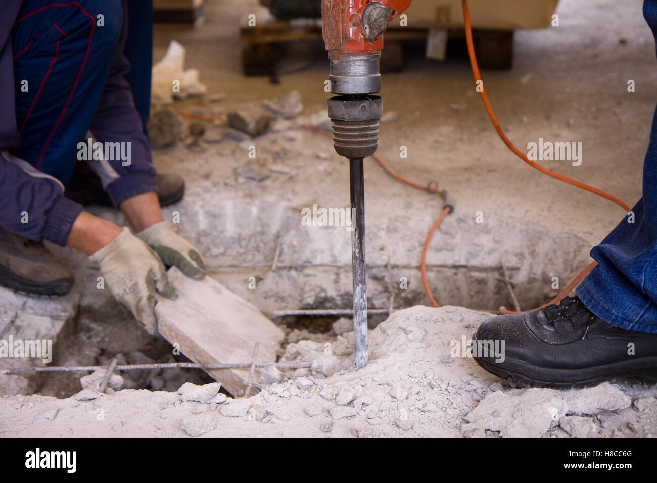 bricklayer at work in a building site Stock Photo - Alamy