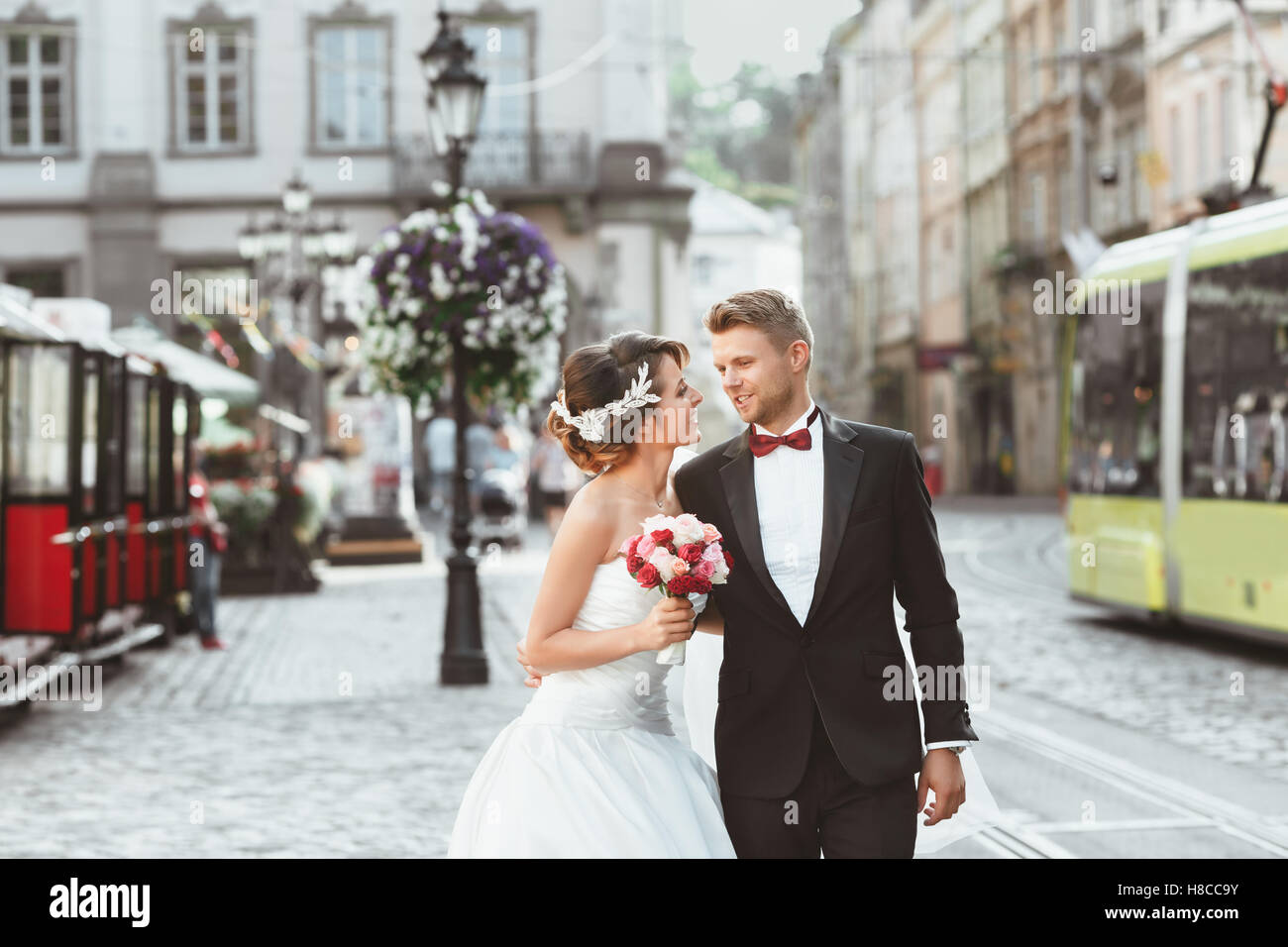 Bride and bridegroom in the city Stock Photo - Alamy