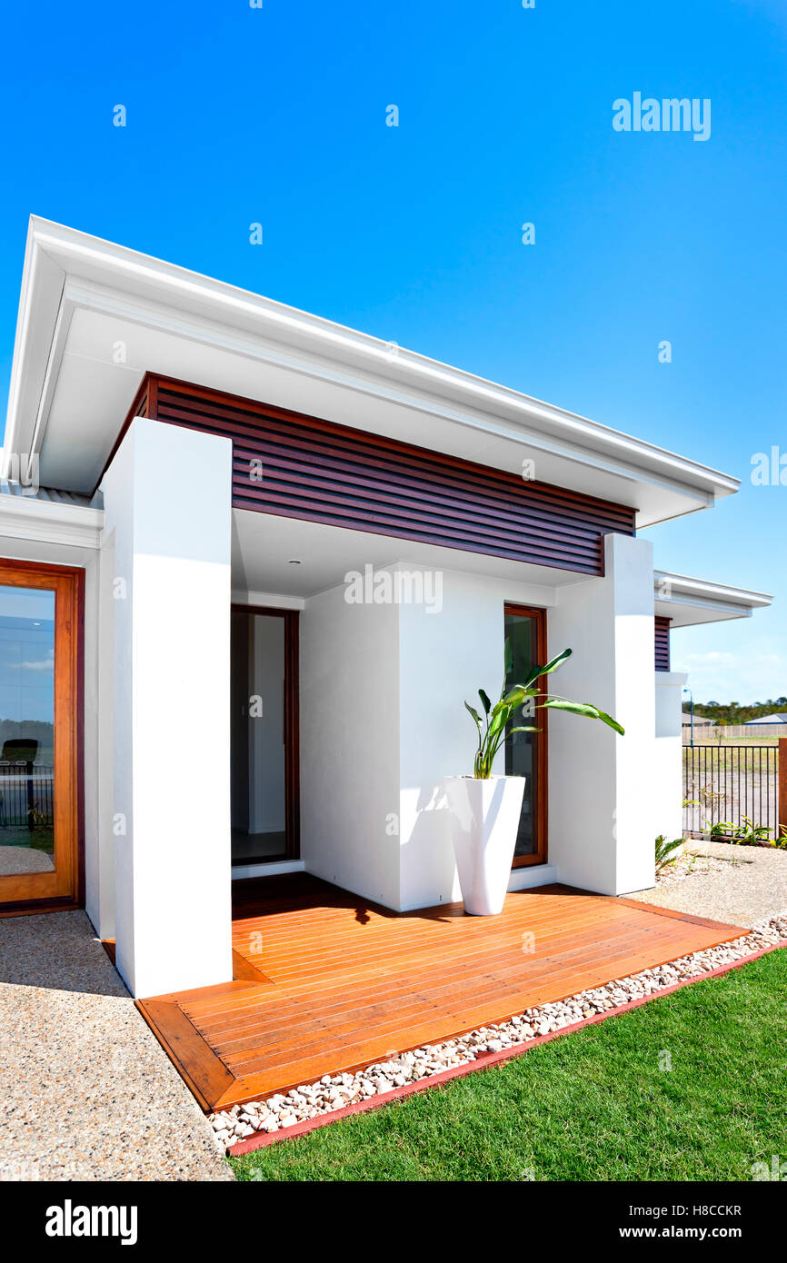 Entrance front house from pillar hi-res stock photography and images ...
