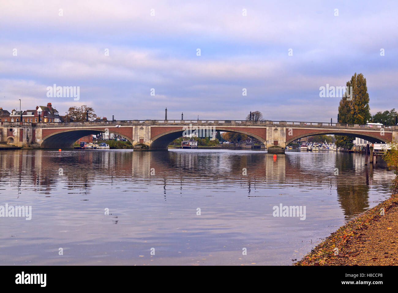 Hampton court bridge hi-res stock photography and images - Alamy