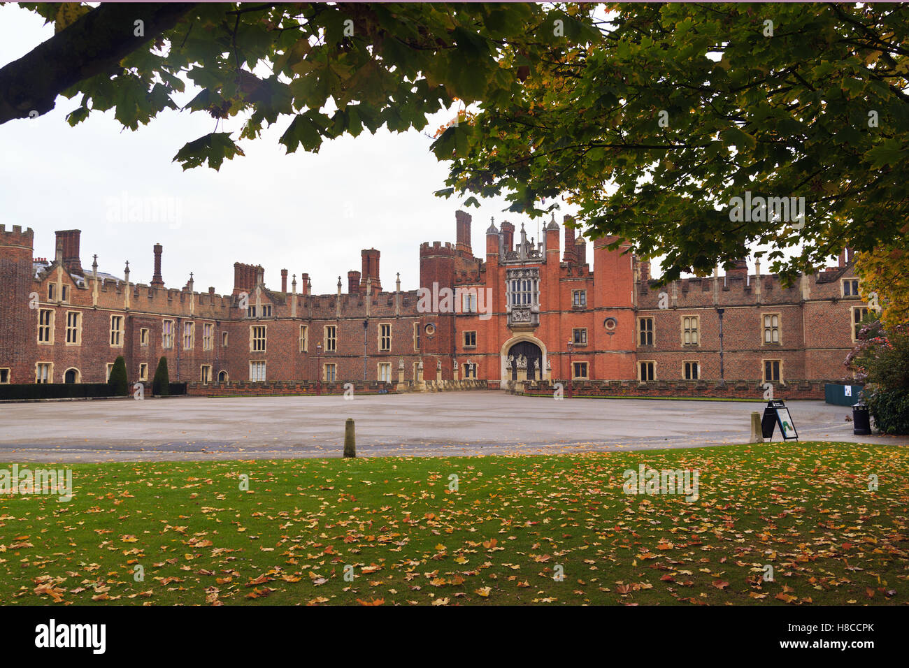 Hampton court palace henry viii hi-res stock photography and images - Alamy