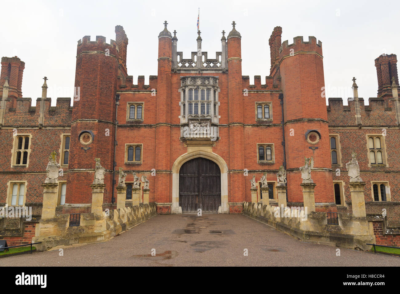 Hampton court palace henry viii hi-res stock photography and images - Alamy