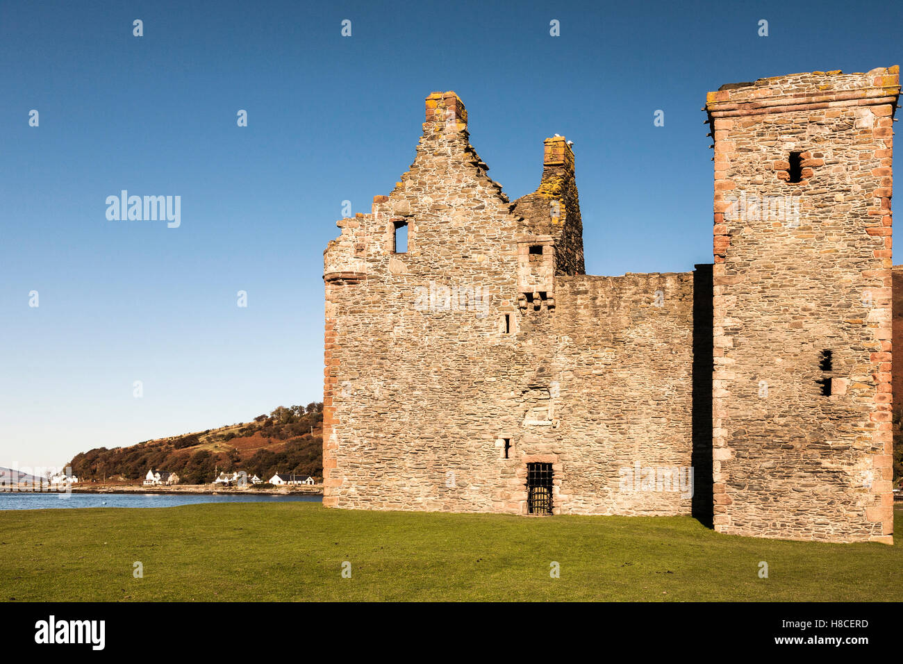 Lochranza Castle on the Isle of Arran in Scotland Stock Photo - Alamy