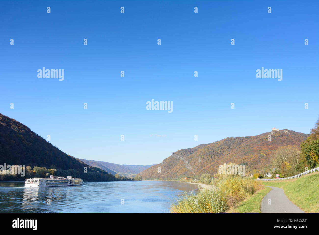 Schönbühel-Aggsbach: Aggstein Castle, river Danube, cruiseship, Wachau ...