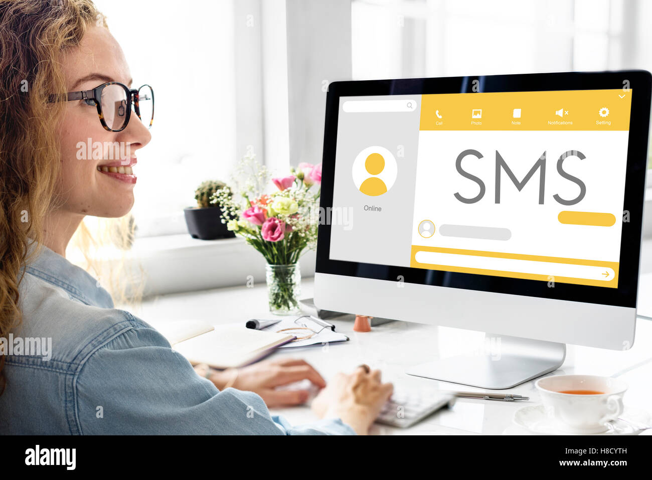 Female message sms computer hi-res stock photography and images - Alamy