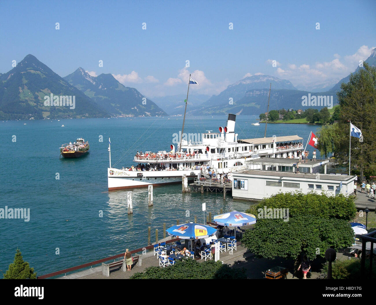 Raddampfer 'Stadt Luzern' auf dem VIERWALDSTÄTTER SEE am Anlegesteg von ...