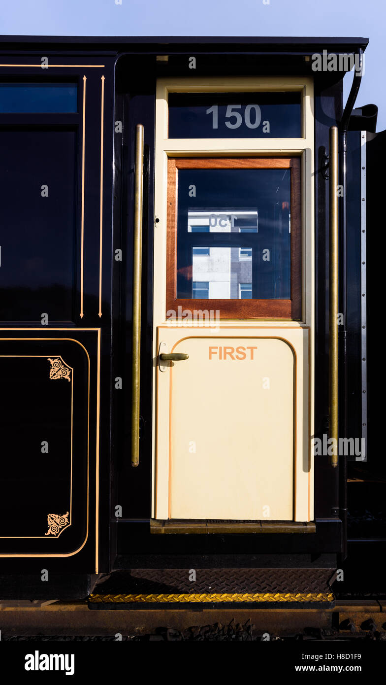 Railway carriage door hi-res stock photography and images - Alamy