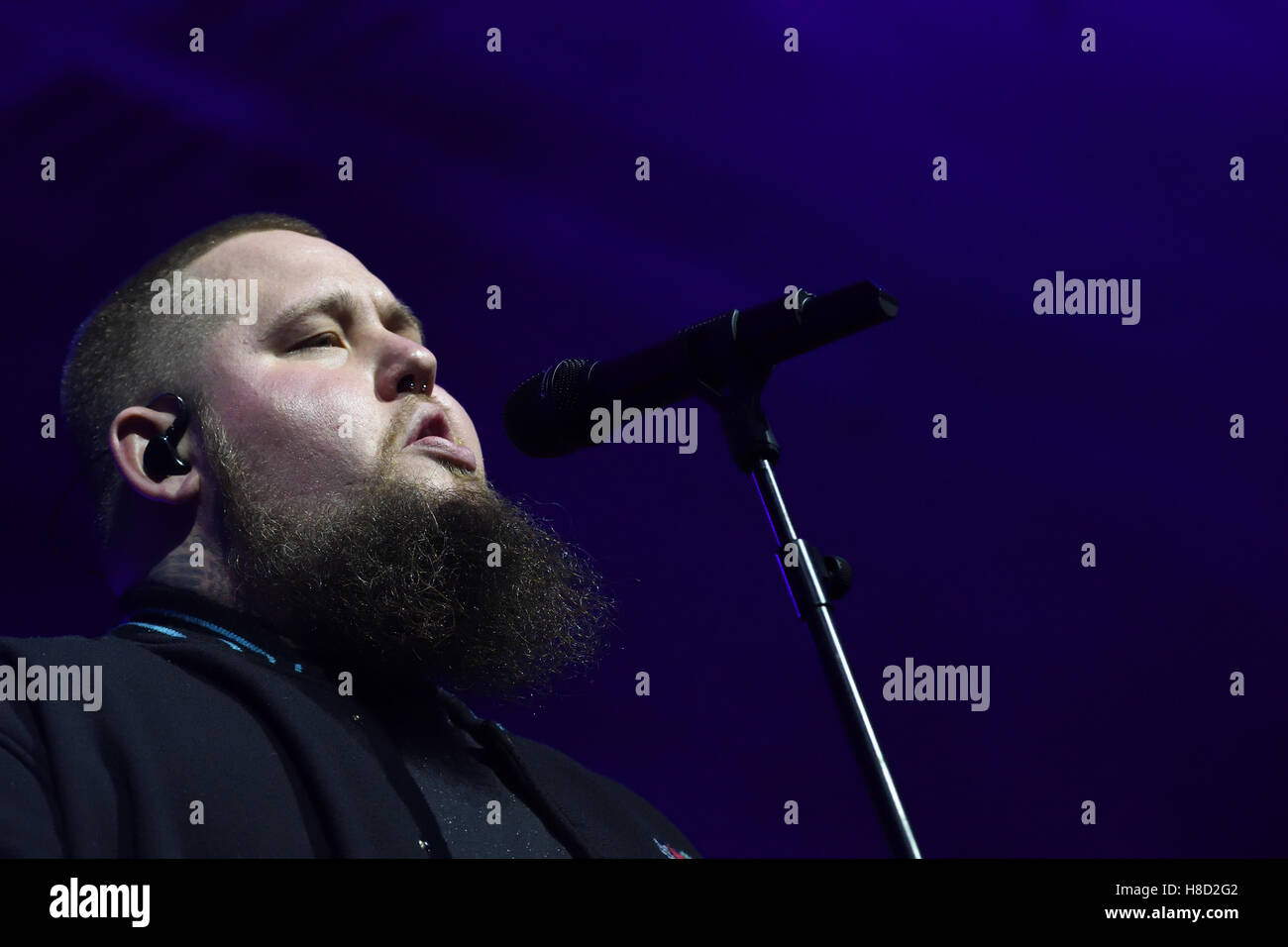 Rag and bone man singer hi-res stock photography and images - Alamy