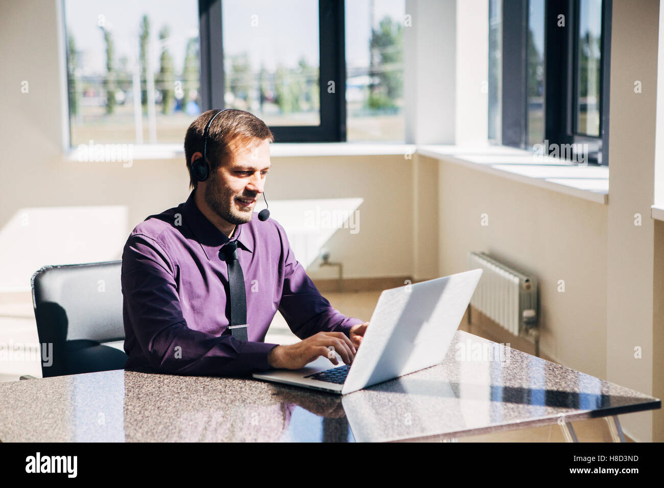 man working in call center Stock Photo - Alamy